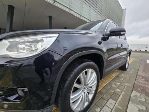 Black Volkswagen Tiguan 2009 in Kaunas, with an engine capacity of 1.97 L and mileage of 230 thousand km for 6150 €, photo 3 on AUTOMOTO.COM.LV