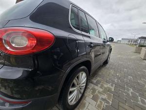 Black Volkswagen Tiguan 2009 in Kaunas, with an engine capacity of 1.97 L and mileage of 230 thousand km for 6150 €, photo 4 on AUTOMOTO.COM.LV