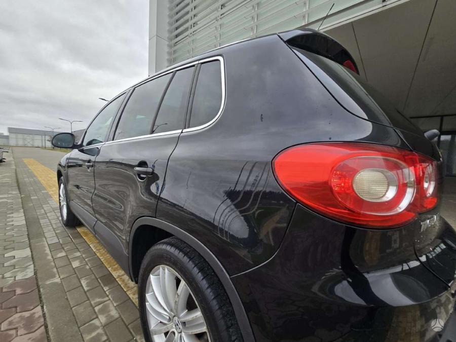 Black Volkswagen Tiguan 2009 in Kaunas, with an engine capacity of 1.97 L and mileage of 230 thousand km for 6150 €, photo 5 on AUTOMOTO.COM.LV