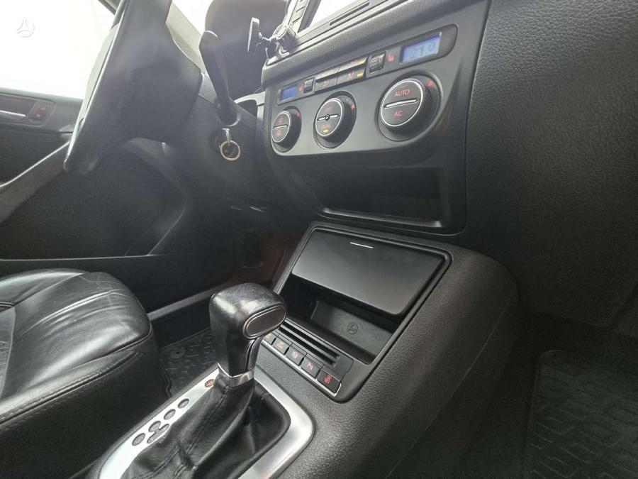 Black Volkswagen Tiguan 2009 in Kaunas, with an engine capacity of 1.97 L and mileage of 230 thousand km for 6150 €, photo 11 on AUTOMOTO.COM.LV