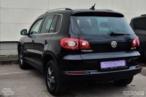 Black Volkswagen Tiguan 2009 in Kretinga, with an engine capacity of 2.00 L and mileage of 183 thousand km for 5850 €, photo 7 on AUTOMOTO.COM.LV