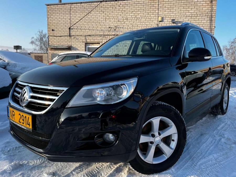 Black Volkswagen Tiguan 2009 in Raseiniai, with an engine capacity of 1.97 L and mileage of 260 thousand km for 5450 €, photo 2 on AUTOMOTO.COM.LV