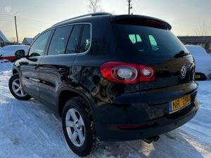 Black Volkswagen Tiguan 2009 in Raseiniai, with an engine capacity of 1.97 L and mileage of 260 thousand km for 5450 €, photo 4 on AUTOMOTO.COM.LV
