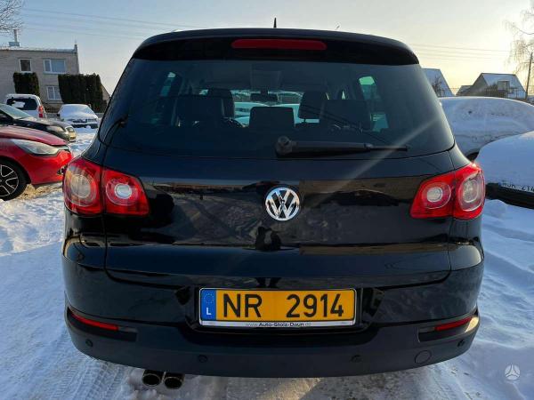 Black Volkswagen Tiguan 2009 in Raseiniai, with an engine capacity of 1.97 L and mileage of 260 thousand km for 5450 €, photo 5 on AUTOMOTO.COM.LV