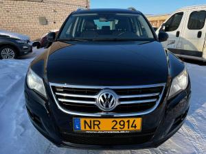Black Volkswagen Tiguan 2009 in Raseiniai, with an engine capacity of 1.97 L and mileage of 260 thousand km for 5450 €, photo 6 on AUTOMOTO.COM.LV