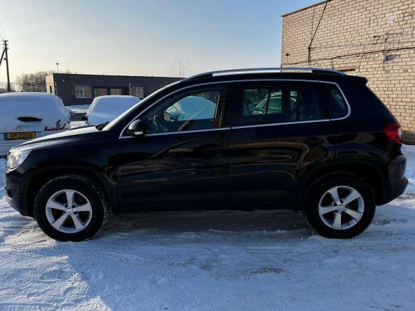 Black Volkswagen Tiguan 2009 in Raseiniai, with an engine capacity of 1.97 L and mileage of 260 thousand km for 5450 €, photo 7 on AUTOMOTO.COM.LV