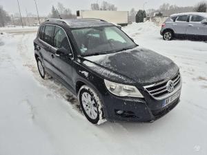 Melns Volkswagen Tiguan 2009 Tauragė, ar dzinēja tilpumu 1.97 L un nobraukumu 242 tūkst. km par 5700 €, foto 2 vietnē AUTOMOTO.COM.LV