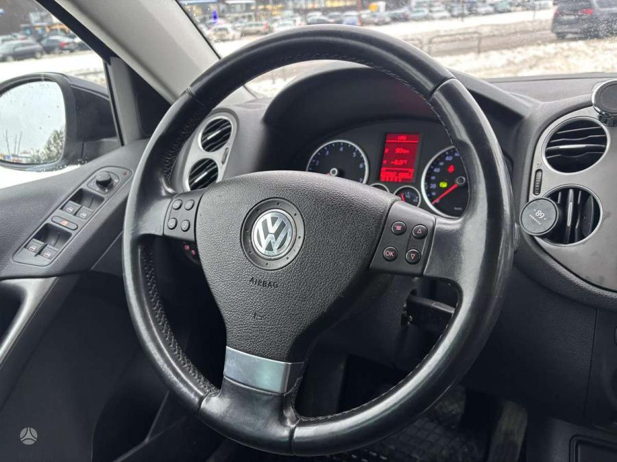 Black Volkswagen Tiguan 2009 in Kaunas, with an engine capacity of 1.98 L and mileage of 225 thousand km for 4999 €, photo 30 on AUTOMOTO.COM.LV