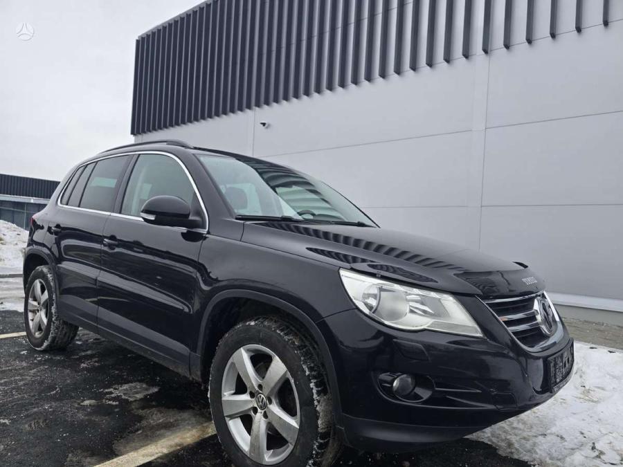 Melns Volkswagen Tiguan 2009 Kauņa, ar dzinēja tilpumu 1.97 L un nobraukumu 295 tūkst. km par 6100 €, foto 4 vietnē AUTOMOTO.COM.LV
