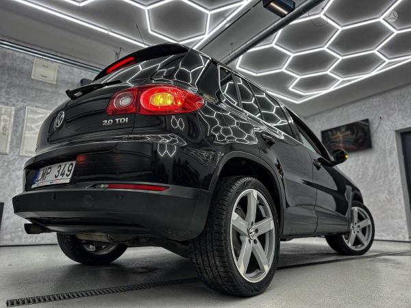 Black Volkswagen Tiguan 2009 in Kaunas, with an engine capacity of 1.97 L and mileage of 311 thousand km for 6650 €, photo 6 on AUTOMOTO.COM.LV