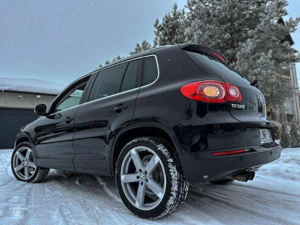 Black Volkswagen Tiguan 2009 in Kaunas, with an engine capacity of 1.97 L and mileage of 311 thousand km for 6650 €, photo 8 on AUTOMOTO.COM.LV