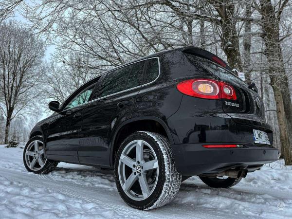 Black Volkswagen Tiguan 2009 in Kaunas, with an engine capacity of 1.97 L and mileage of 311 thousand km for 6650 €, photo 10 on AUTOMOTO.COM.LV