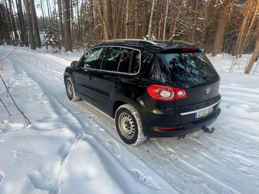 Black Volkswagen Tiguan 2009 in Vilnius, with an engine capacity of 1.97 L and mileage of 299 thousand km for 7000 €, photo 5 on AUTOMOTO.COM.LV