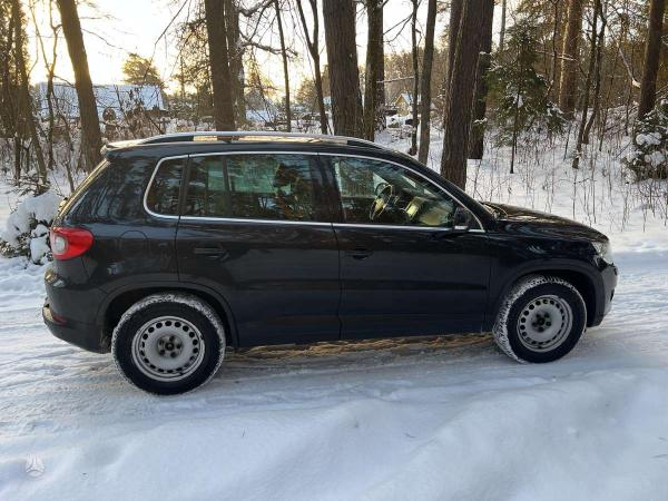 Black Volkswagen Tiguan 2009 in Vilnius, with an engine capacity of 1.97 L and mileage of 299 thousand km for 7000 €, photo 8 on AUTOMOTO.COM.LV