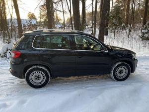 Black Volkswagen Tiguan 2009 in Vilnius, with an engine capacity of 1.97 L and mileage of 299 thousand km for 7000 €, photo 8 on AUTOMOTO.COM.LV