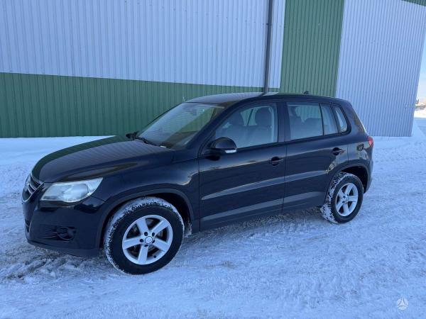 Melns Volkswagen Tiguan 2009 Šauļi, ar dzinēja tilpumu 2.00 L un nobraukumu 325 tūkst. km par 4300 €, foto 1 vietnē AUTOMOTO.COM.LV