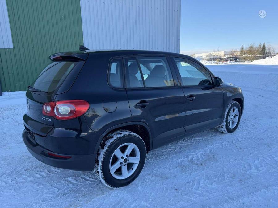 Melns Volkswagen Tiguan 2009 Šauļi, ar dzinēja tilpumu 2.00 L un nobraukumu 325 tūkst. km par 4300 €, foto 4 vietnē AUTOMOTO.COM.LV