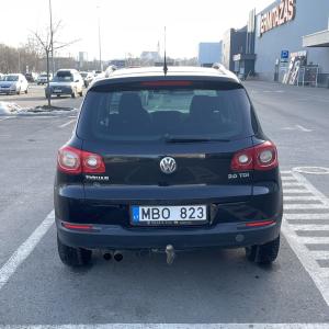Black Volkswagen Tiguan 2009 in Siauliai, with an engine capacity of 2.00 L and mileage of 250 thousand km for 4499 €, photo 4 on AUTOMOTO.COM.LV