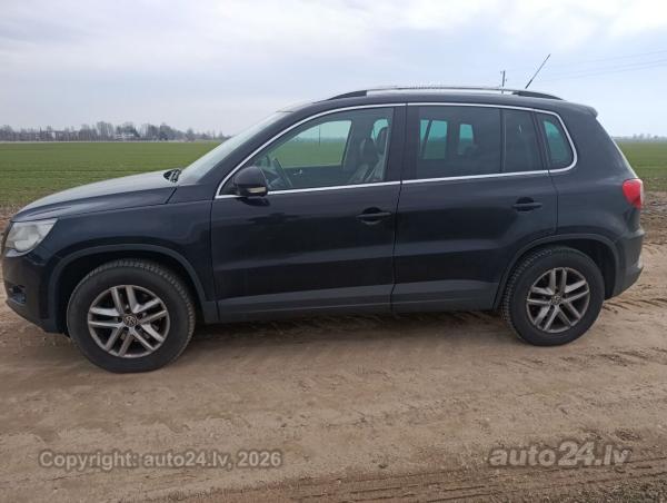Black Volkswagen Tiguan 2009 in Dobele, with an engine capacity of 2.00 L and mileage of 412 thousand km for 4400 €, photo 2 on AUTOMOTO.COM.LV
