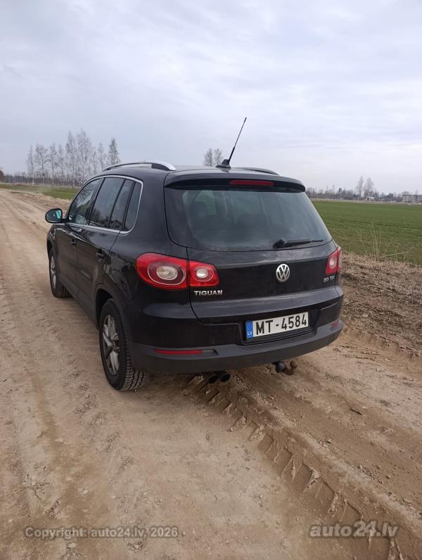 Black Volkswagen Tiguan 2009 in Dobele, with an engine capacity of 2.00 L and mileage of 412 thousand km for 4400 €, photo 3 on AUTOMOTO.COM.LV