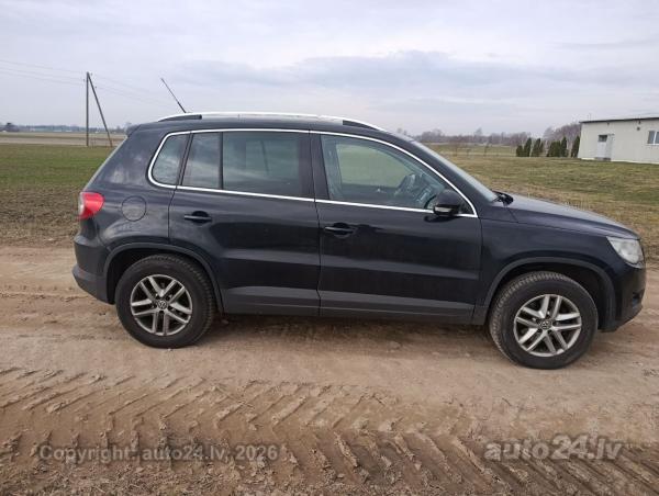 Black Volkswagen Tiguan 2009 in Dobele, with an engine capacity of 2.00 L and mileage of 412 thousand km for 4400 €, photo 4 on AUTOMOTO.COM.LV