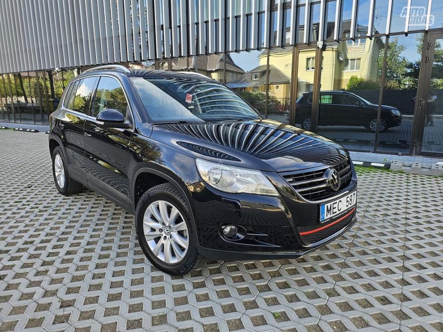 Black Volkswagen Tiguan 2009 in Kaunas, with an engine capacity of 2.00 L and mileage of 256 thousand km for 5700 €, photo 4 on AUTOMOTO.COM.LV