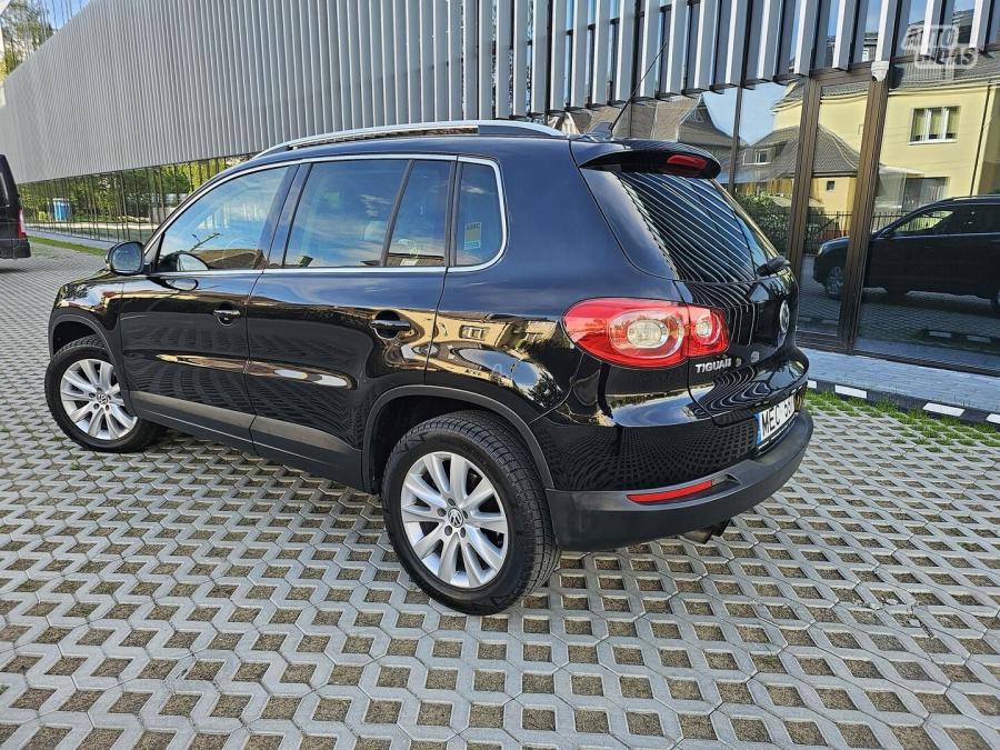 Black Volkswagen Tiguan 2009 in Kaunas, with an engine capacity of 2.00 L and mileage of 256 thousand km for 5700 €, photo 9 on AUTOMOTO.COM.LV