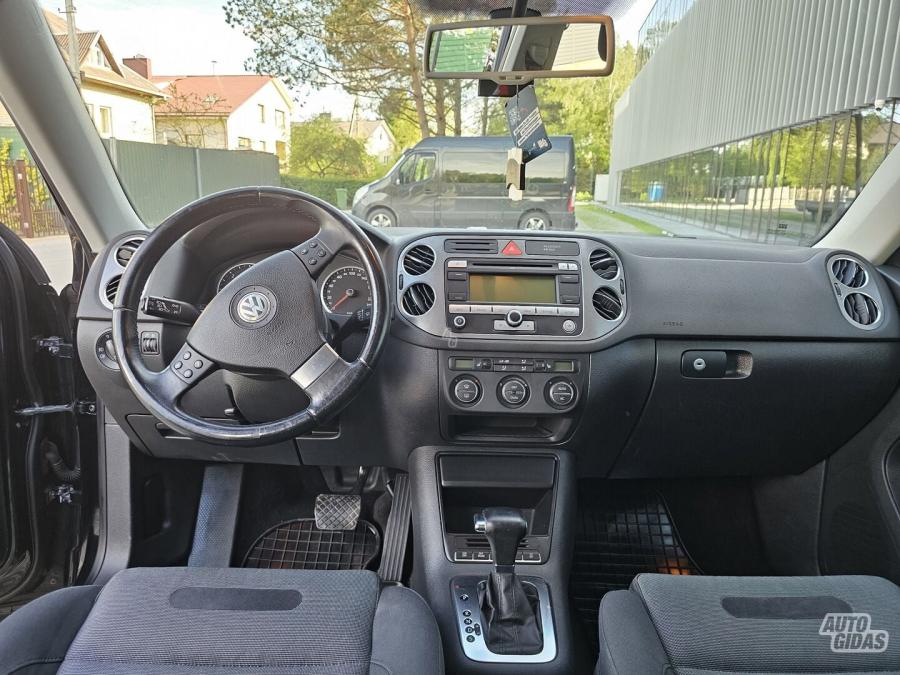 Black Volkswagen Tiguan 2009 in Kaunas, with an engine capacity of 2.00 L and mileage of 256 thousand km for 5700 €, photo 16 on AUTOMOTO.COM.LV