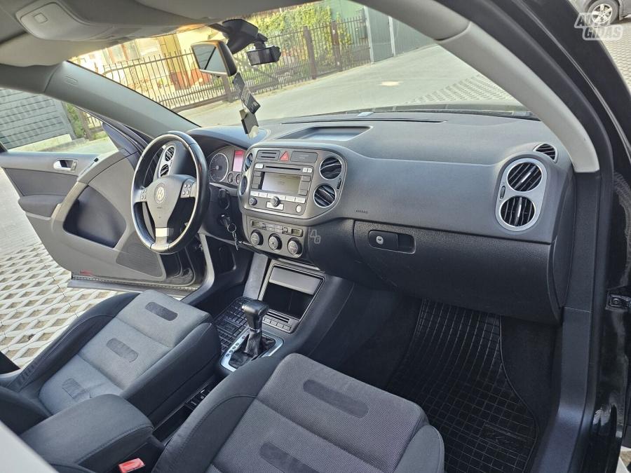 Black Volkswagen Tiguan 2009 in Kaunas, with an engine capacity of 2.00 L and mileage of 256 thousand km for 5700 €, photo 19 on AUTOMOTO.COM.LV
