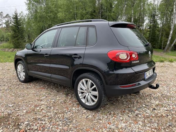 Melns Volkswagen Tiguan 2009 Cēsis, ar dzinēja tilpumu 2.00 L un nobraukumu 0 tūkst. km par 6390 €, foto 4 vietnē AUTOMOTO.COM.LV