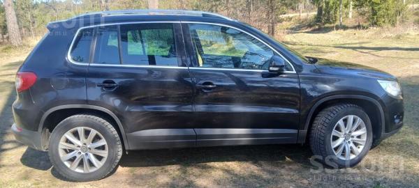 Black Volkswagen Tiguan 2009 in Riga, with an engine capacity of 2.00 L and mileage of 240 thousand km for 4899 €, photo 3 on AUTOMOTO.COM.LV