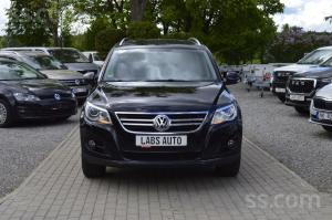 Black Volkswagen Tiguan 2009 in Tukums, with an engine capacity of 1.40 L and mileage of 215 thousand km for 6795 €, photo 3 on AUTOMOTO.COM.LV