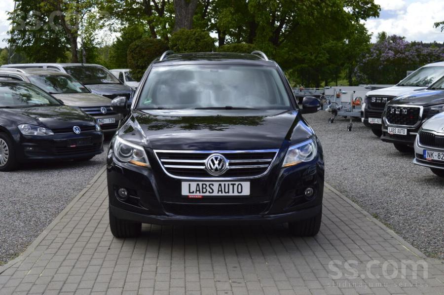 Black Volkswagen Tiguan 2009 in Tukums, with an engine capacity of 1.40 L and mileage of 215 thousand km for 6795 €, photo 3 on AUTOMOTO.COM.LV