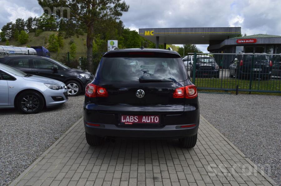 Black Volkswagen Tiguan 2009 in Tukums, with an engine capacity of 1.40 L and mileage of 215 thousand km for 6795 €, photo 6 on AUTOMOTO.COM.LV