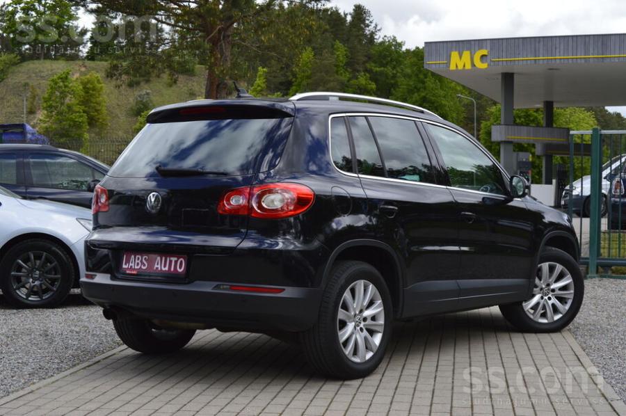 Black Volkswagen Tiguan 2009 in Tukums, with an engine capacity of 1.40 L and mileage of 215 thousand km for 6795 €, photo 7 on AUTOMOTO.COM.LV