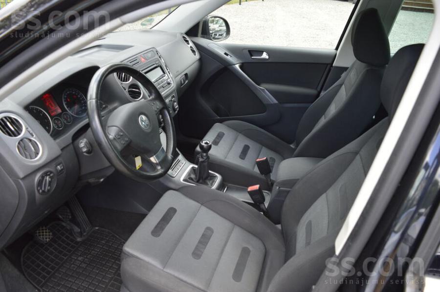 Black Volkswagen Tiguan 2009 in Tukums, with an engine capacity of 1.40 L and mileage of 215 thousand km for 6795 €, photo 9 on AUTOMOTO.COM.LV