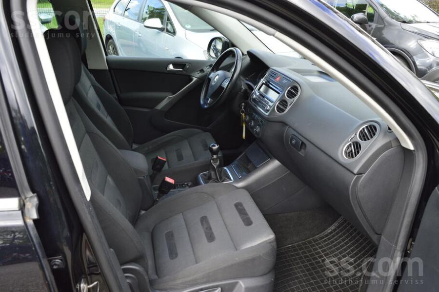 Black Volkswagen Tiguan 2009 in Tukums, with an engine capacity of 1.40 L and mileage of 215 thousand km for 6795 €, photo 12 on AUTOMOTO.COM.LV