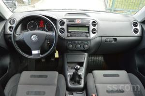 Black Volkswagen Tiguan 2009 in Tukums, with an engine capacity of 1.40 L and mileage of 215 thousand km for 6795 €, photo 13 on AUTOMOTO.COM.LV