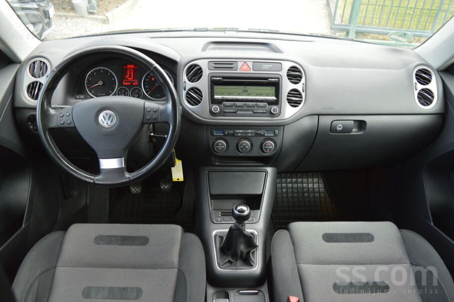 Black Volkswagen Tiguan 2009 in Tukums, with an engine capacity of 1.40 L and mileage of 215 thousand km for 6795 €, photo 13 on AUTOMOTO.COM.LV