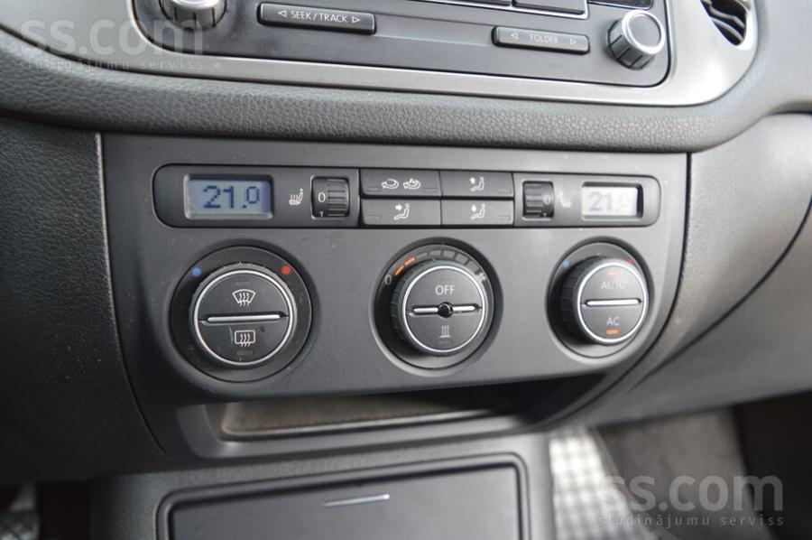 Black Volkswagen Tiguan 2009 in Tukums, with an engine capacity of 1.40 L and mileage of 215 thousand km for 6795 €, photo 16 on AUTOMOTO.COM.LV