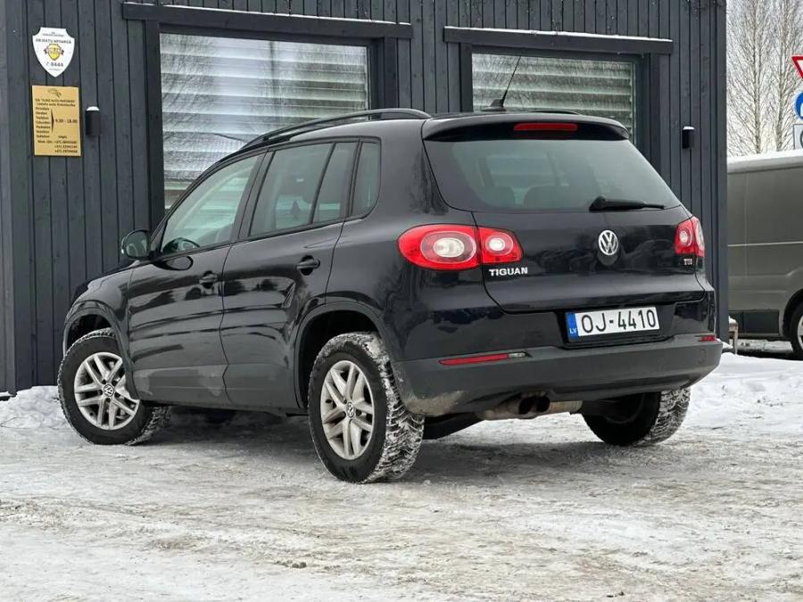 Black Volkswagen Tiguan 2009 in Jelgava, with an engine capacity of 1.40 L and mileage of 175 thousand km for 6690 €, photo 5 on AUTOMOTO.COM.LV