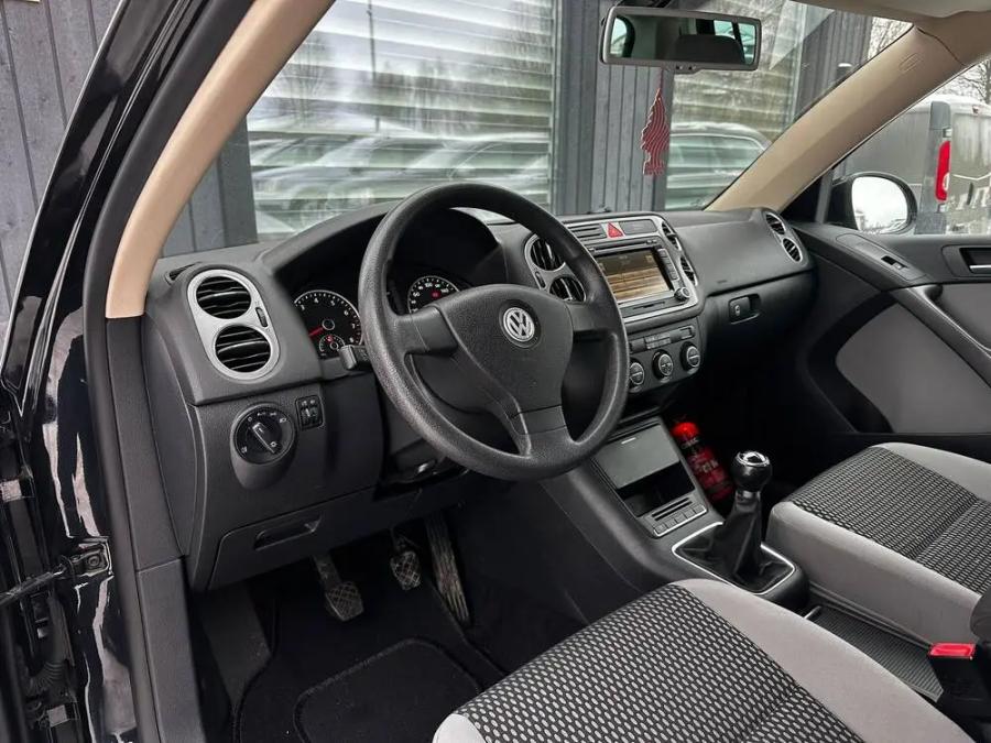 Black Volkswagen Tiguan 2009 in Jelgava, with an engine capacity of 1.40 L and mileage of 175 thousand km for 6690 €, photo 9 on AUTOMOTO.COM.LV