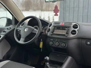 Black Volkswagen Tiguan 2009 in Jelgava, with an engine capacity of 1.40 L and mileage of 175 thousand km for 6690 €, photo 16 on AUTOMOTO.COM.LV