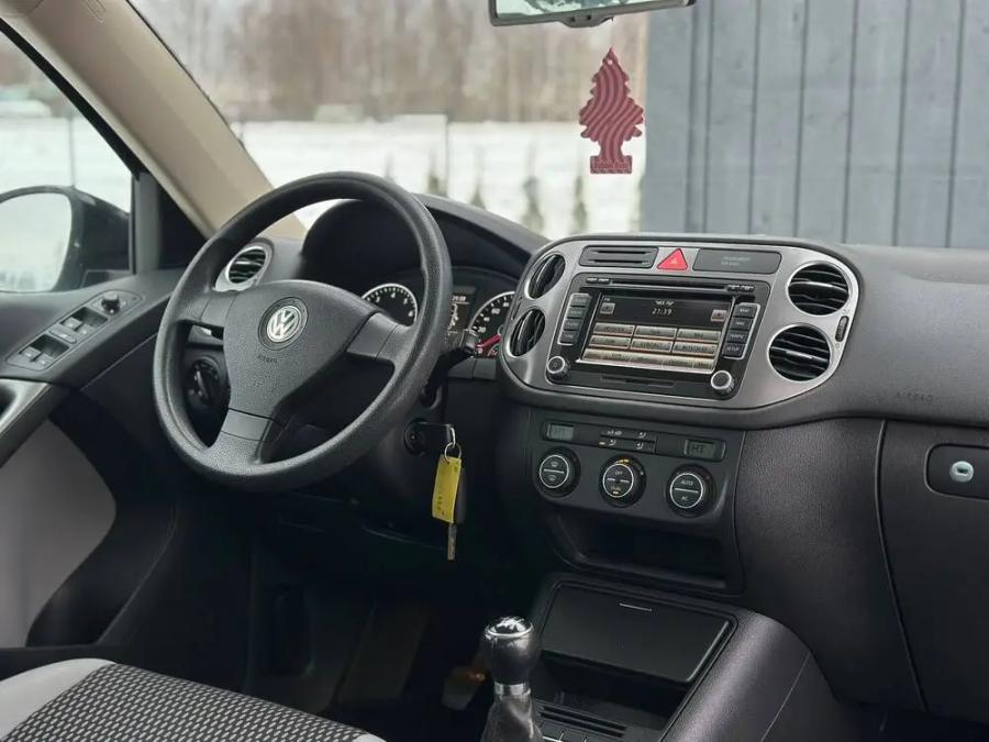 Black Volkswagen Tiguan 2009 in Jelgava, with an engine capacity of 1.40 L and mileage of 175 thousand km for 6690 €, photo 16 on AUTOMOTO.COM.LV