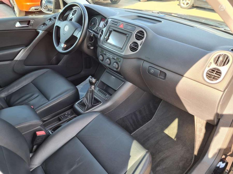 Melns Volkswagen Tiguan 2009 Kauņa, ar dzinēja tilpumu 2.00 L un nobraukumu 258 tūkst. km par 6200 €, foto 23 vietnē AUTOMOTO.COM.LV