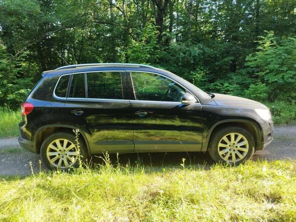 Black Volkswagen Tiguan 2009 in Vilnius, with an engine capacity of 1.98 L and mileage of 257 thousand km for 3700 €, photo 9 on AUTOMOTO.COM.LV