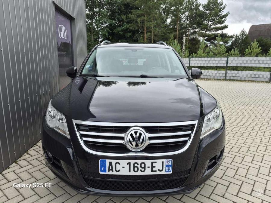 Black Volkswagen Tiguan 2009 in Taurage, with an engine capacity of 2.00 L and mileage of 231 thousand km for 5200 €, photo 3 on AUTOMOTO.COM.LV