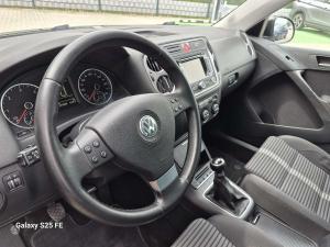 Black Volkswagen Tiguan 2009 in Taurage, with an engine capacity of 2.00 L and mileage of 231 thousand km for 5200 €, photo 12 on AUTOMOTO.COM.LV