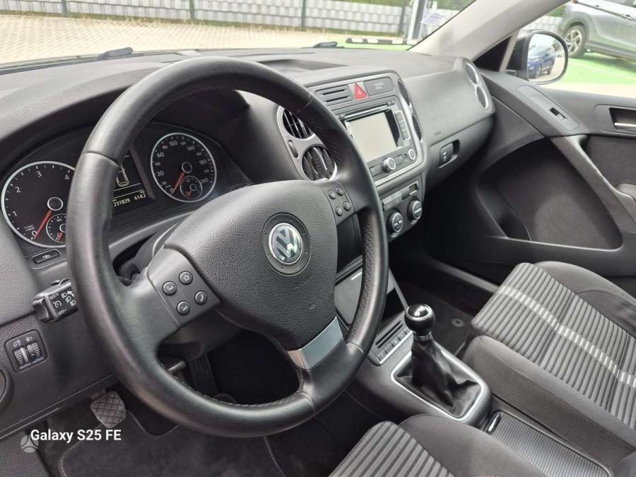 Black Volkswagen Tiguan 2009 in Taurage, with an engine capacity of 2.00 L and mileage of 231 thousand km for 5200 €, photo 12 on AUTOMOTO.COM.LV