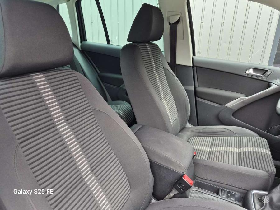 Black Volkswagen Tiguan 2009 in Taurage, with an engine capacity of 2.00 L and mileage of 231 thousand km for 5200 €, photo 13 on AUTOMOTO.COM.LV